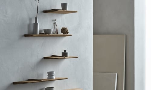 Hyller | Få plass til alt med hyller for veggen | Bolia