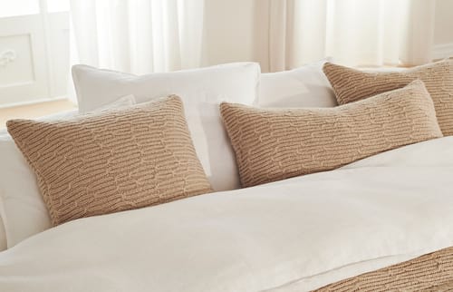 Cushions - Add a soft touch with decorative sofa cushions - Bolia